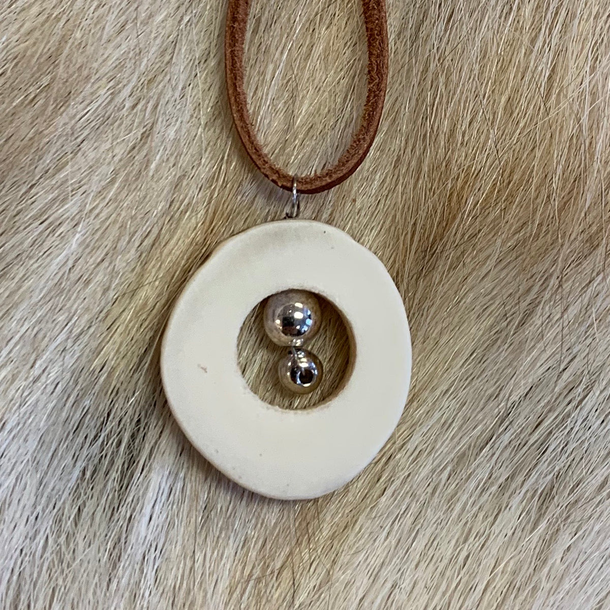 Halsband Ögat med läderband av Sven-Åke Risfjell – Risfjells Sameslöjd